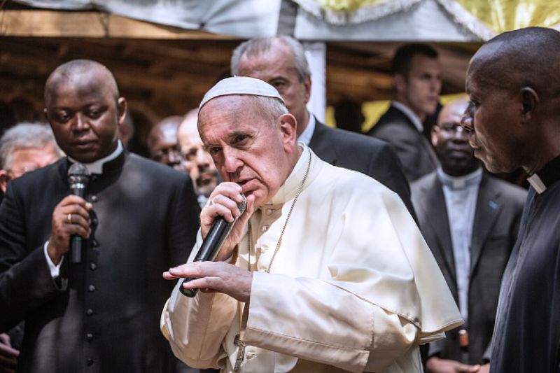 Il Papa tiene il microfono in mano come se stesse rappando | Rivista Studio