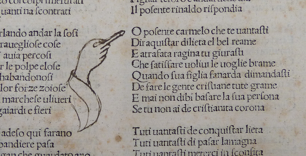 Nel Medioevo invece di sottolineare si usava la "manicula"