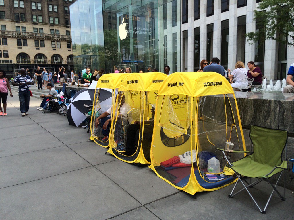 Cosa fa il line-sitter, la persona che si mette in fila al posto dei ricchi