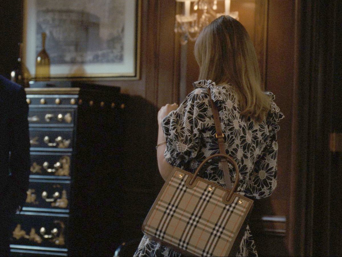 La “ludicrously capacious bag” di Succession è stata venduta all’asta