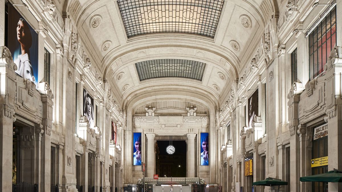 Moncler presenta una speciale installazione alla Stazione Centrale di ...