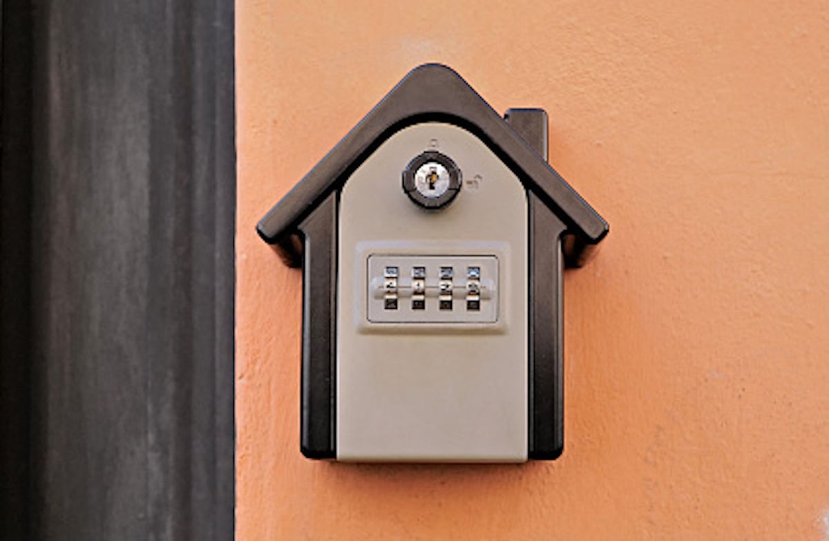 Il governo ha deciso che le key box di Airbnb sono illegali