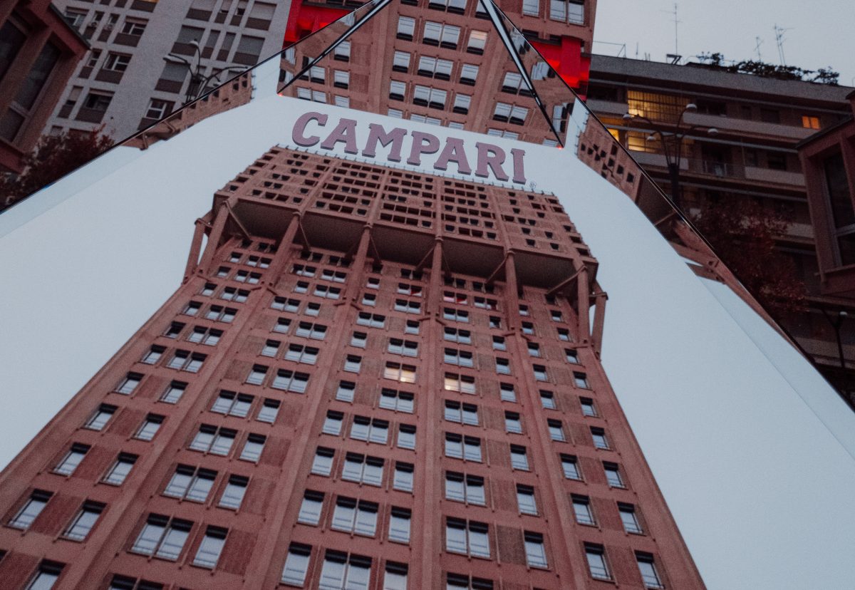 Un sabato a parlare di Milano, con Campari in cima alla Torre Velasca