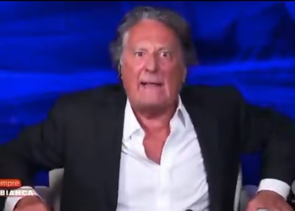 Enzo Iacchetti che urla «Cos'hai detto, stronzo? Vengo giù e ti prendo ...